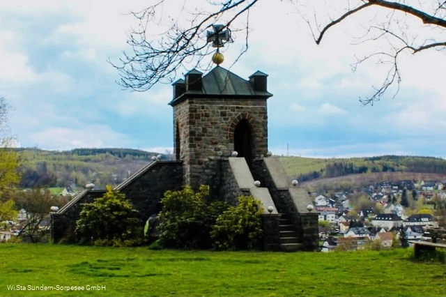 Burgruine Hachen mit Ehrenmal - Sauerland.com